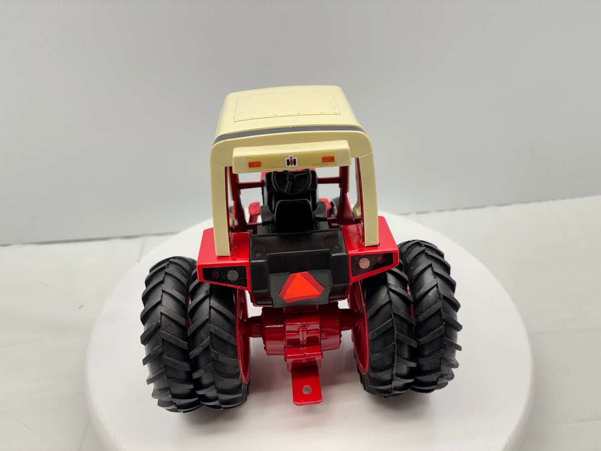 1/16 International 1586 – Creekside Farm Toys