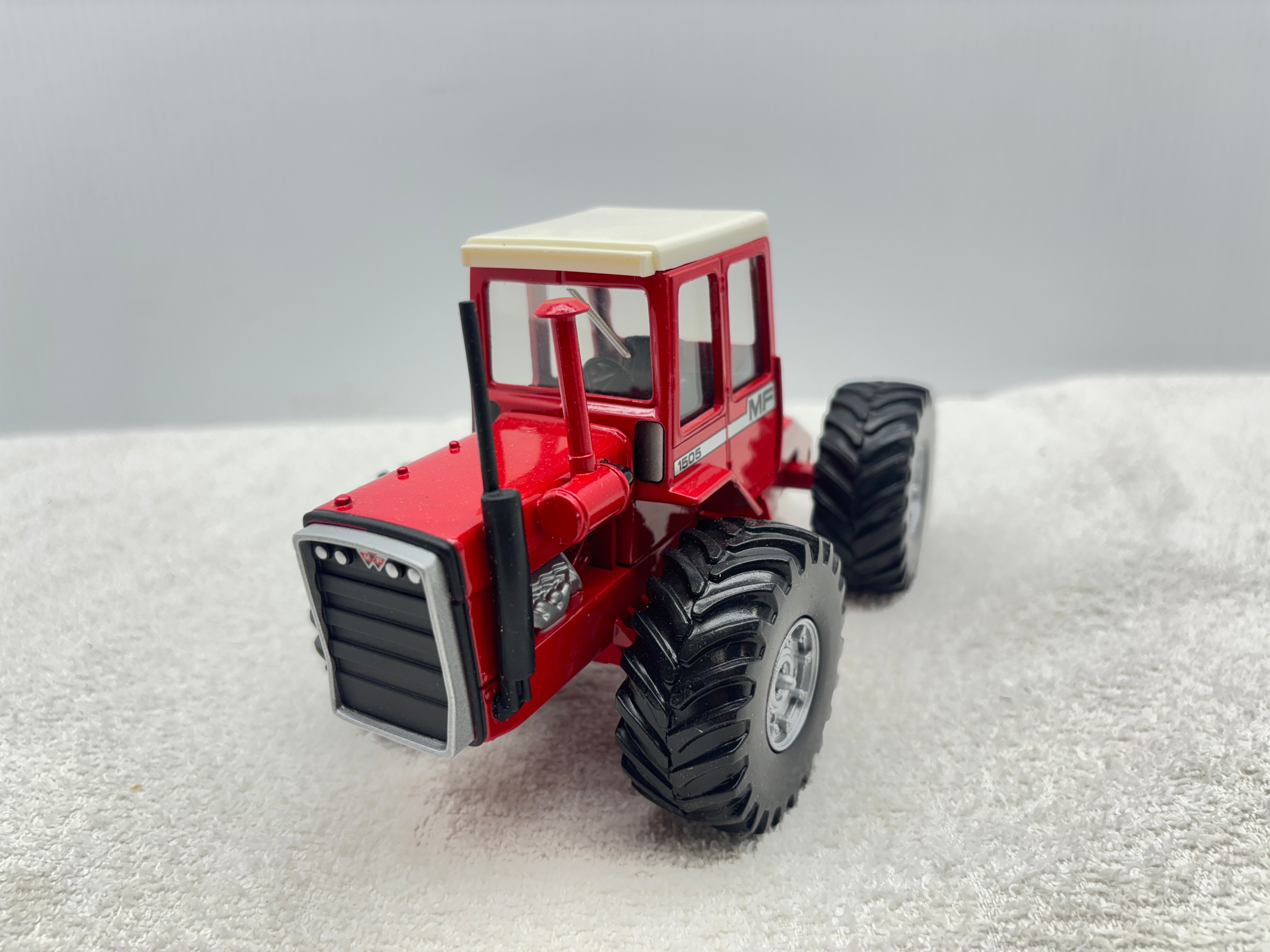 1/32 Massey Ferguson 1505 Singles – Creekside Farm Toys
