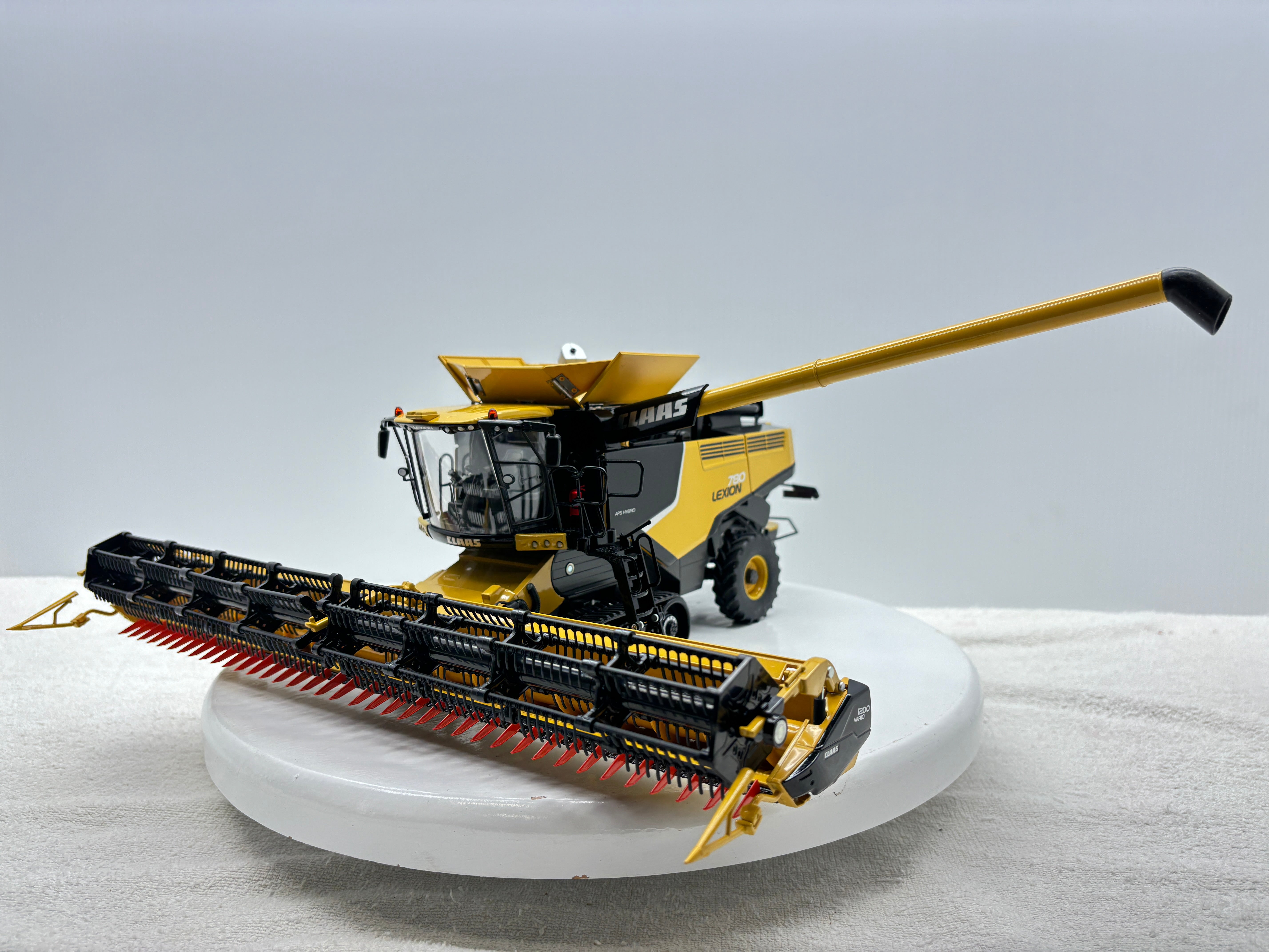 1/32 Claas Lexion 780TT – Creekside Farm Toys